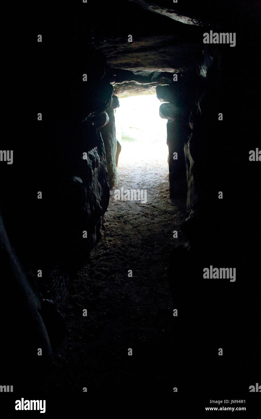 Inside prehistoric neolithic burial chamber hi-res stock photography ...