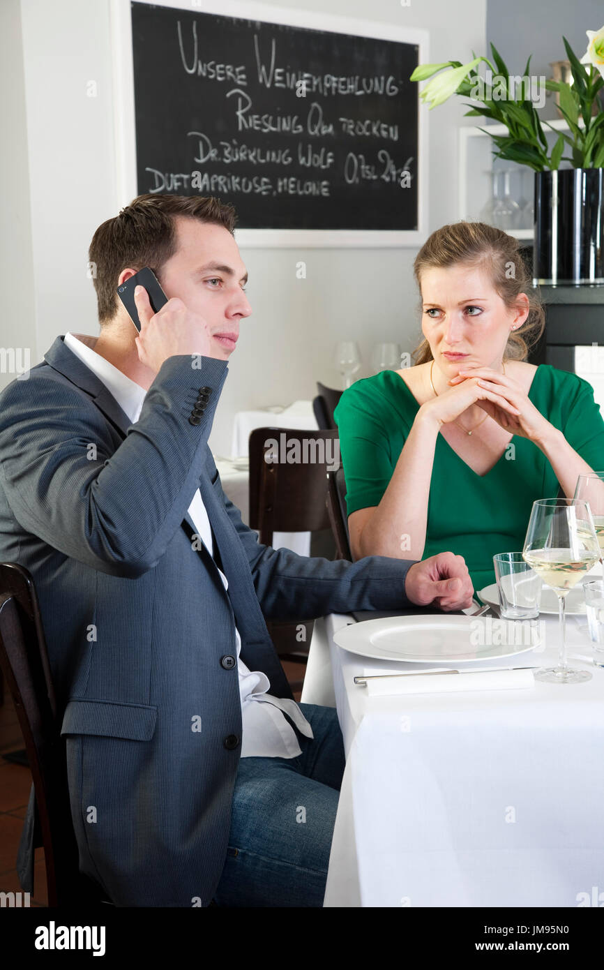 Couple in restaurant cell phones hi-res stock photography and images ...