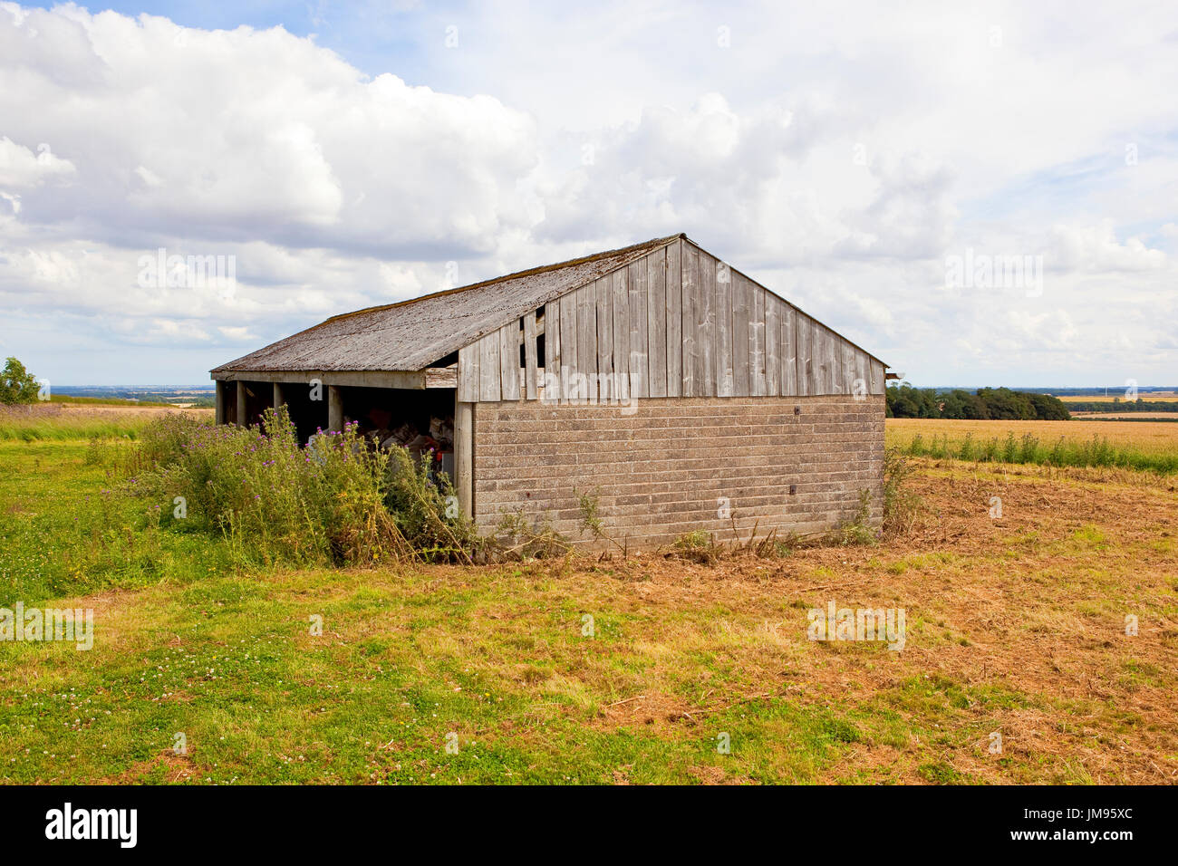 Old english farm building hi-res stock photography and images - Alamy