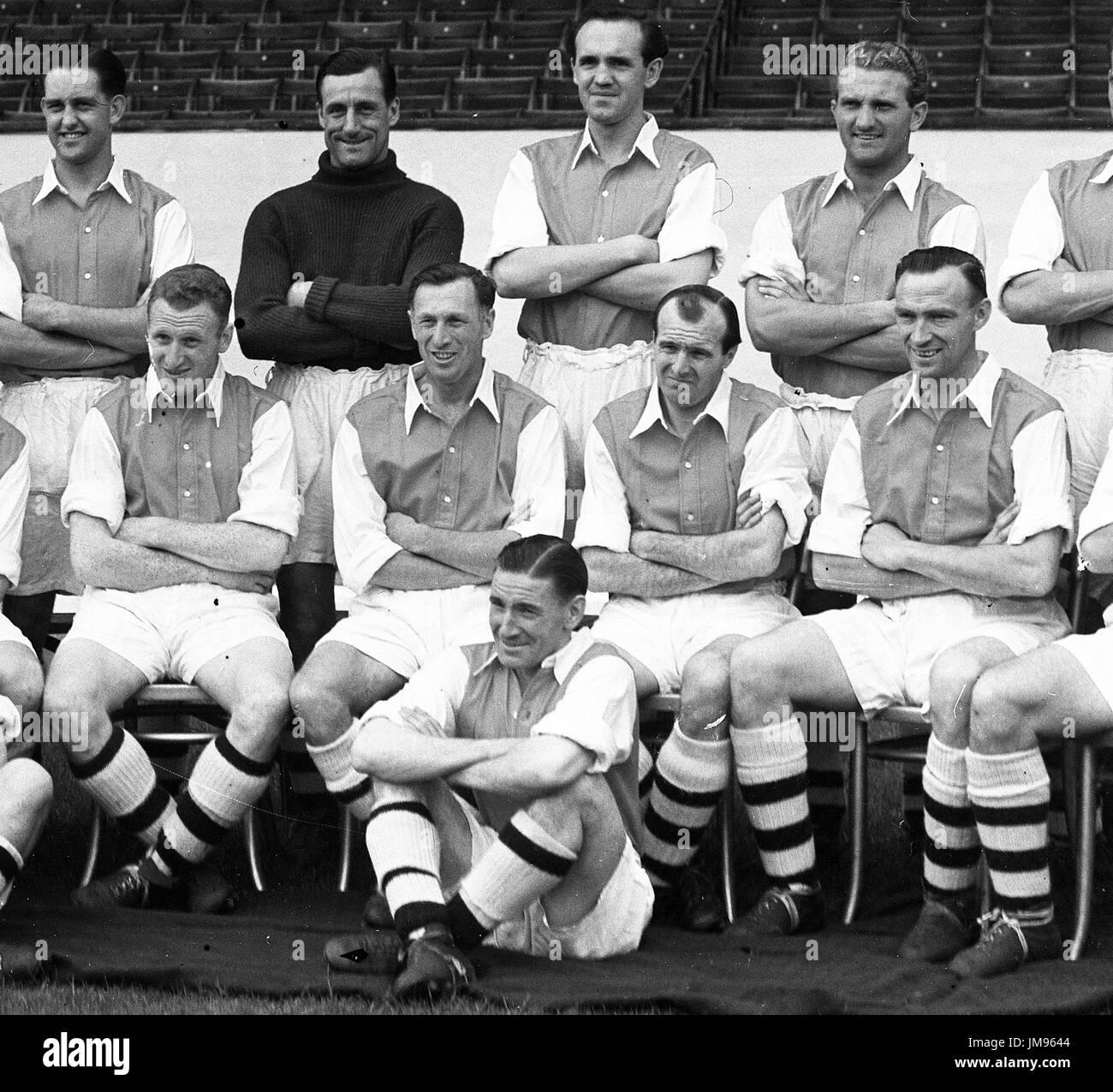 Arsenal FC football team with captain Joe Mercer and Walley Barnes in ...