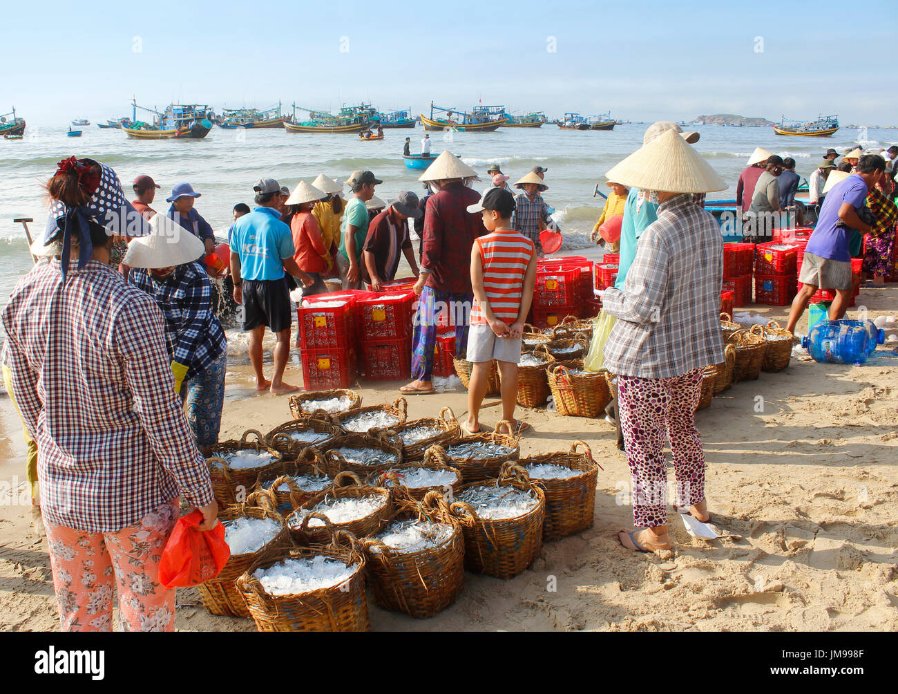 Crowd market on beach hi-res stock photography and images - Alamy