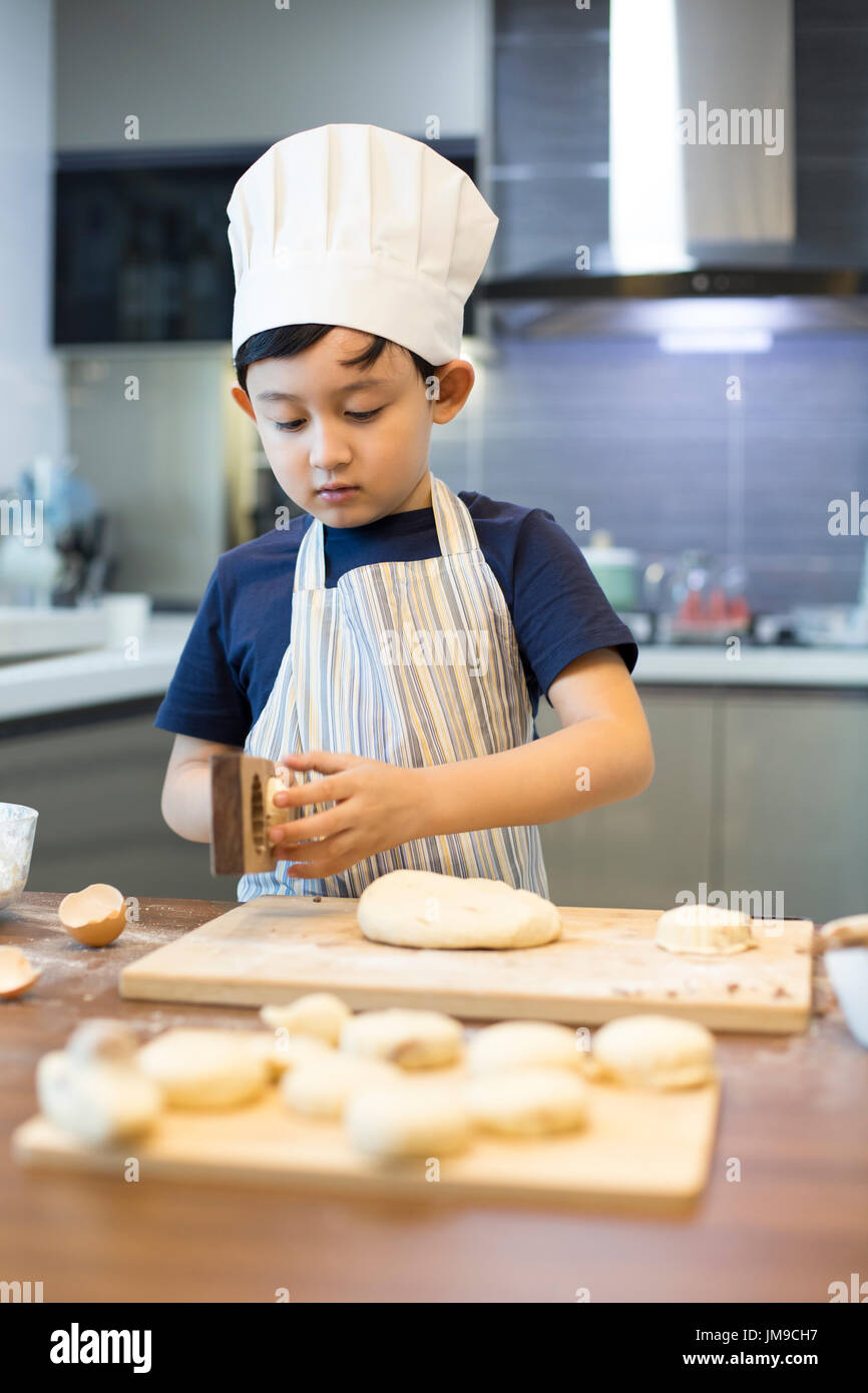Child baking asia hi-res stock photography and images - Alamy