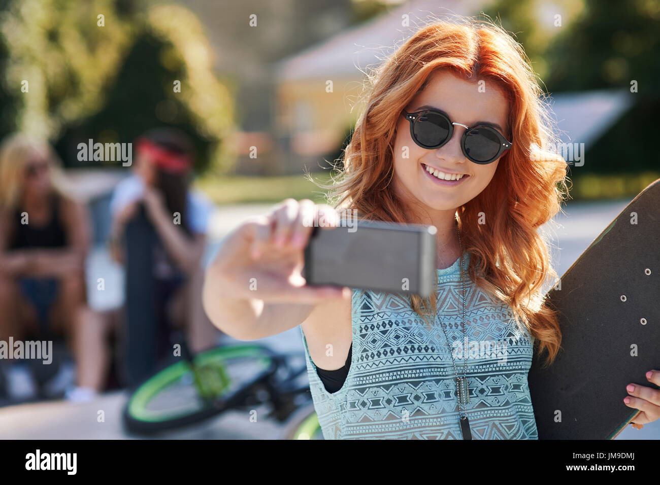 Teenager group posing selfie hi-res stock photography and images - Alamy