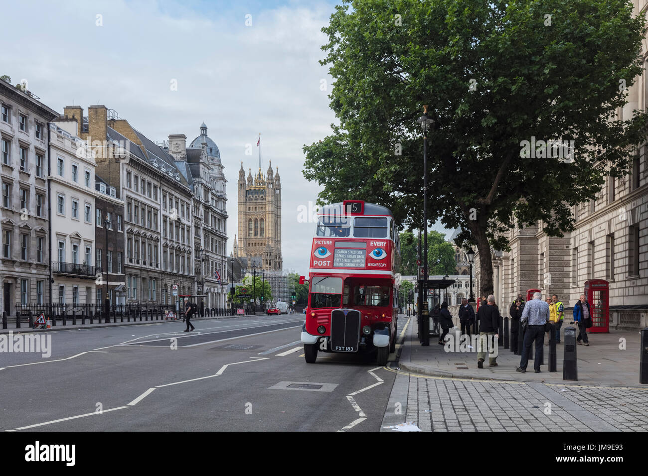 Red bus england hi-res stock photography and images - Alamy