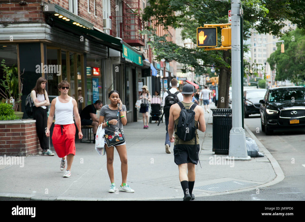 People on sidewalk hi-res stock photography and images - Alamy