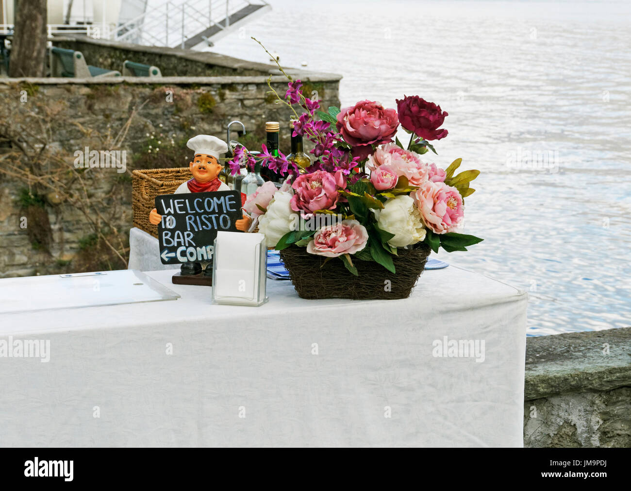 Restaurant table flower hi-res stock photography and images - Alamy