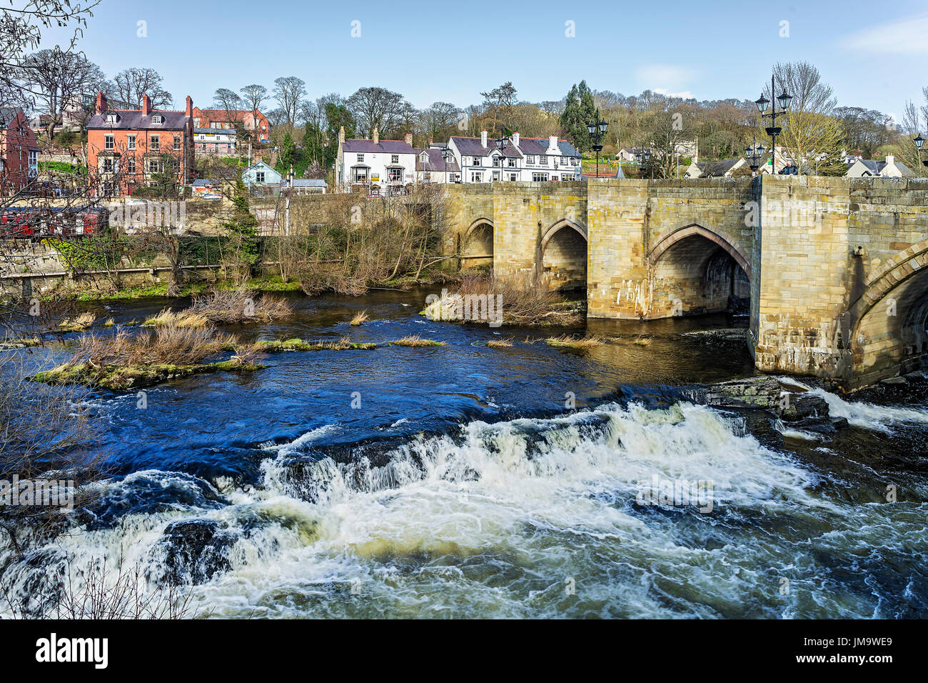 River Dee flowing through the centre of Llangollen showing the Dee ...