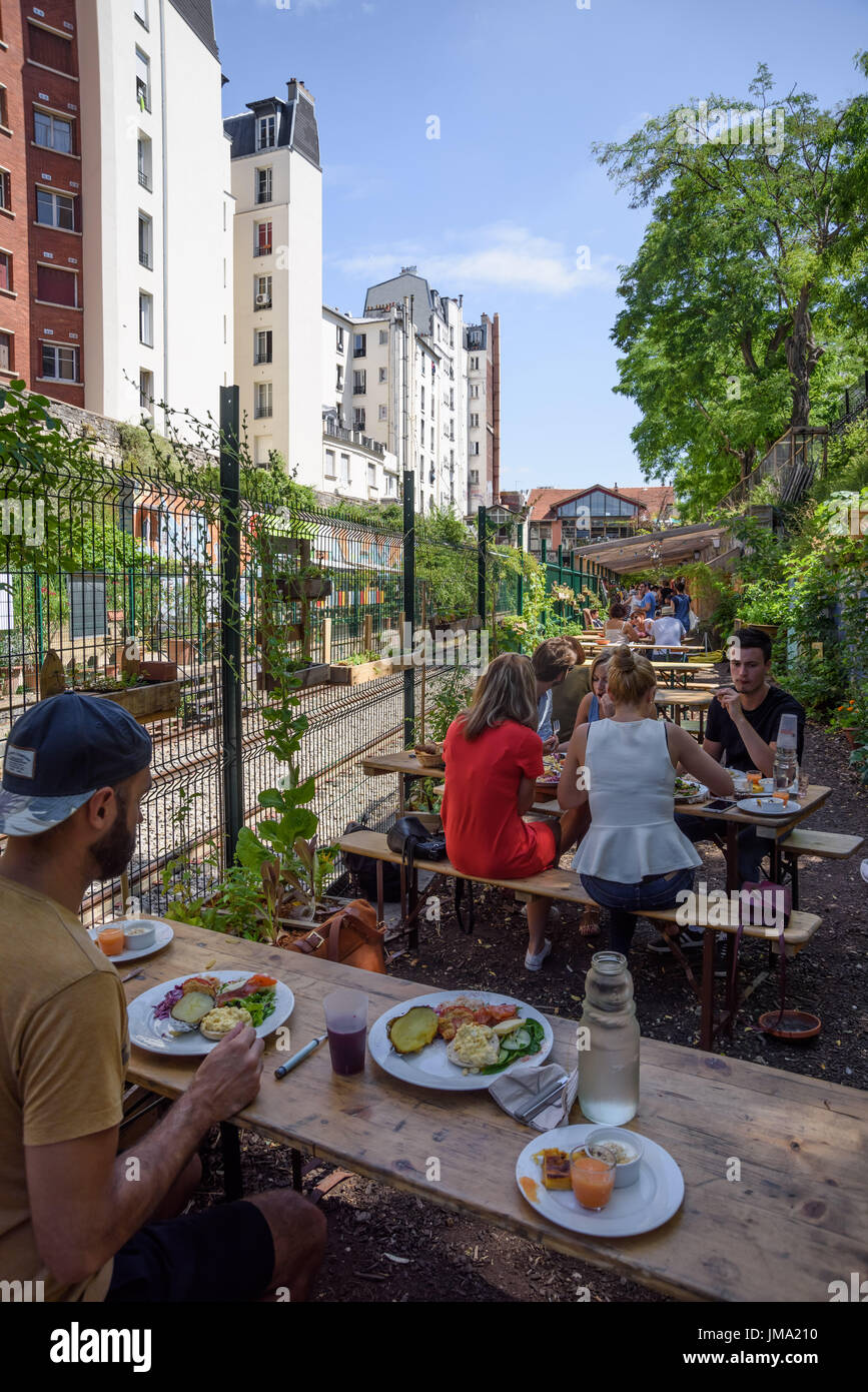 Paris, Alternative Bar-Restaurant 'La Recyclerie' Stock Photo - Alamy