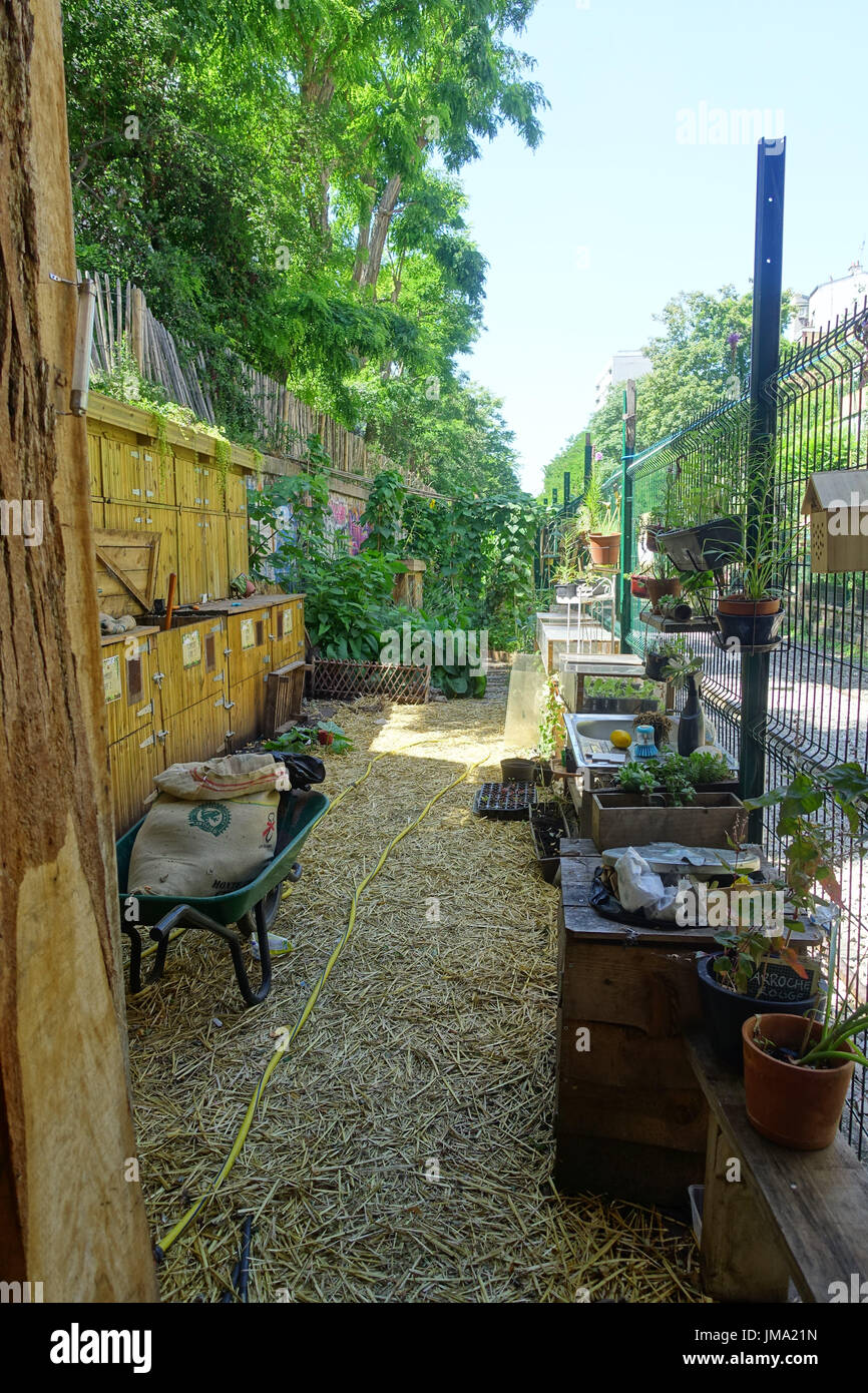 Paris, Alternative Bar-Restaurant 'La Recyclerie' Stock Photo - Alamy