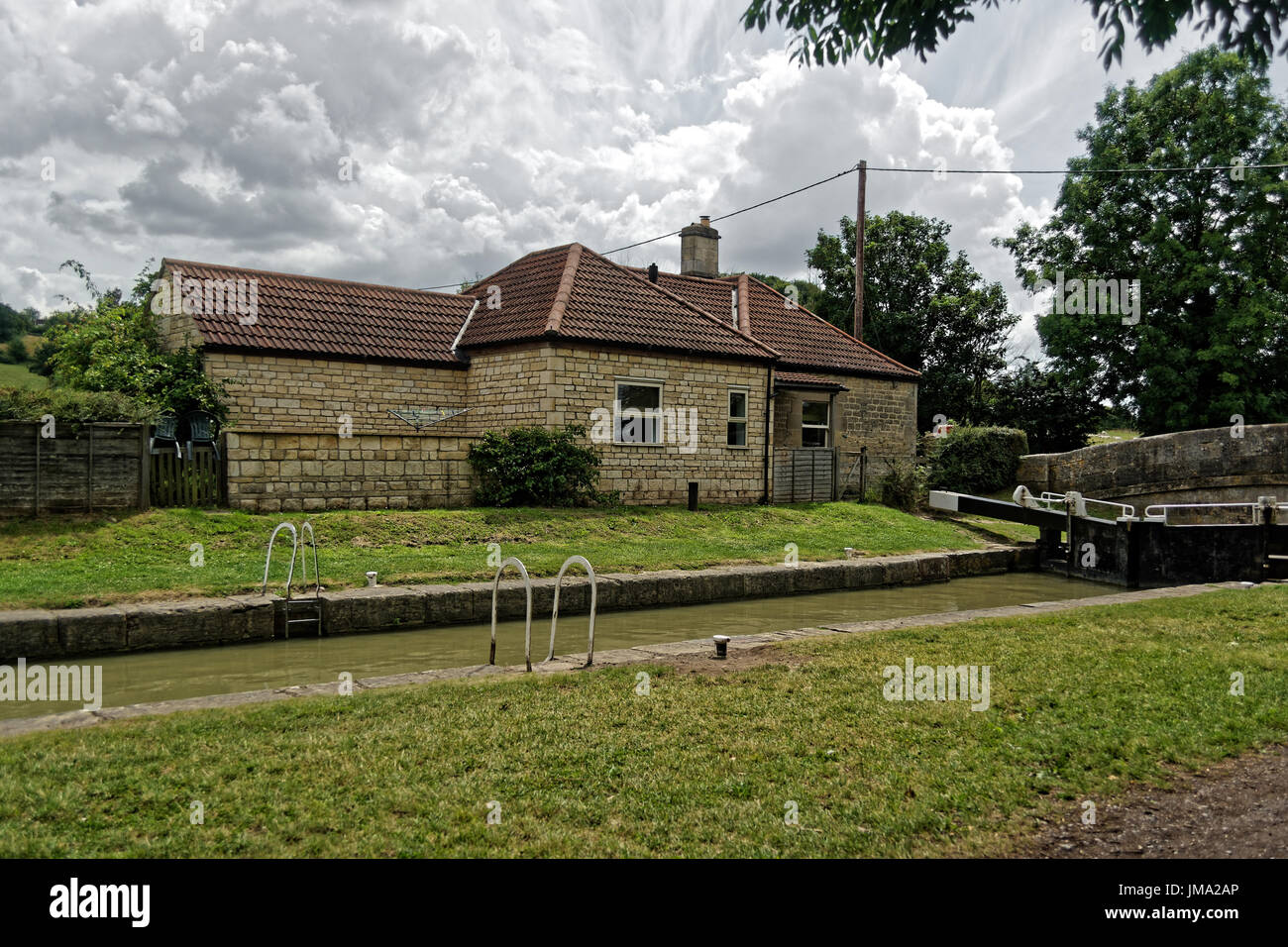 Canal side cottage hi-res stock photography and images - Alamy