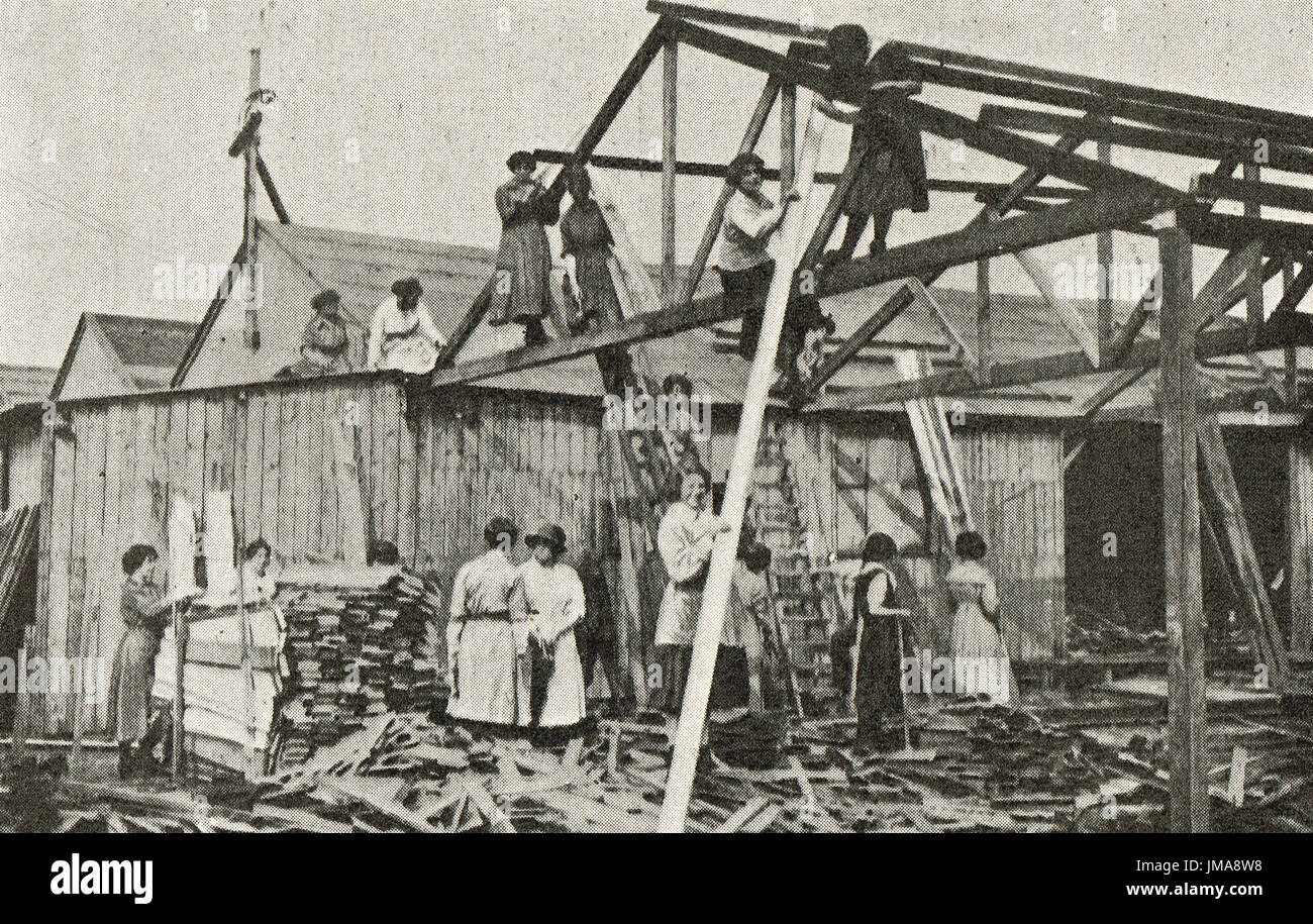 Women carpenters at work, ww1 Stock Photo - Alamy