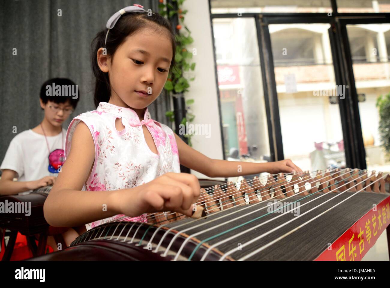 (170726)-- SHIJIAZHUANG, July 26, 2017 (Xinhua) -- Kids learn playing ...