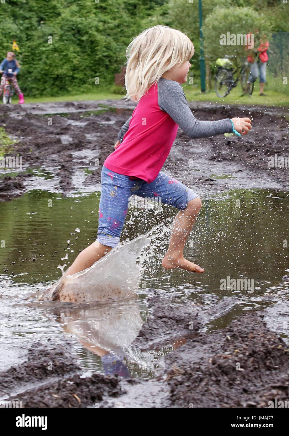 Hohenkirchen, Germany. 26th July, 2017. The five-year-old Jule runs ...