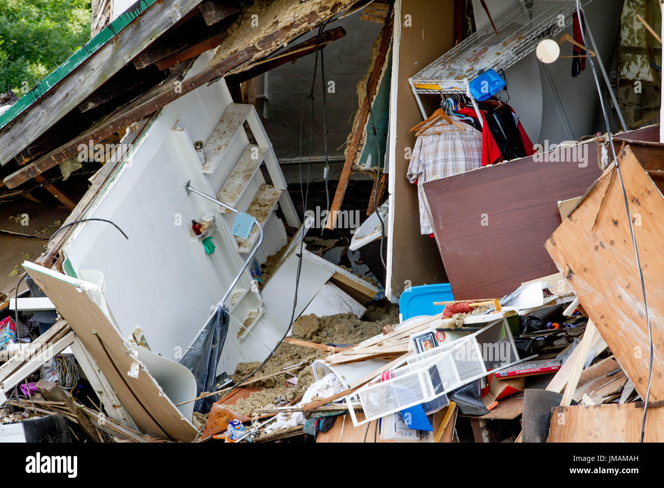 House collapse hi-res stock photography and images - Alamy
