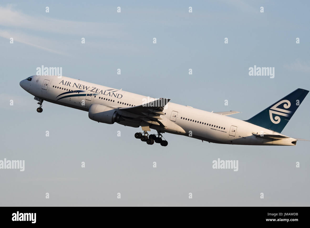 Wide body jet airliner hi-res stock photography and images - Alamy