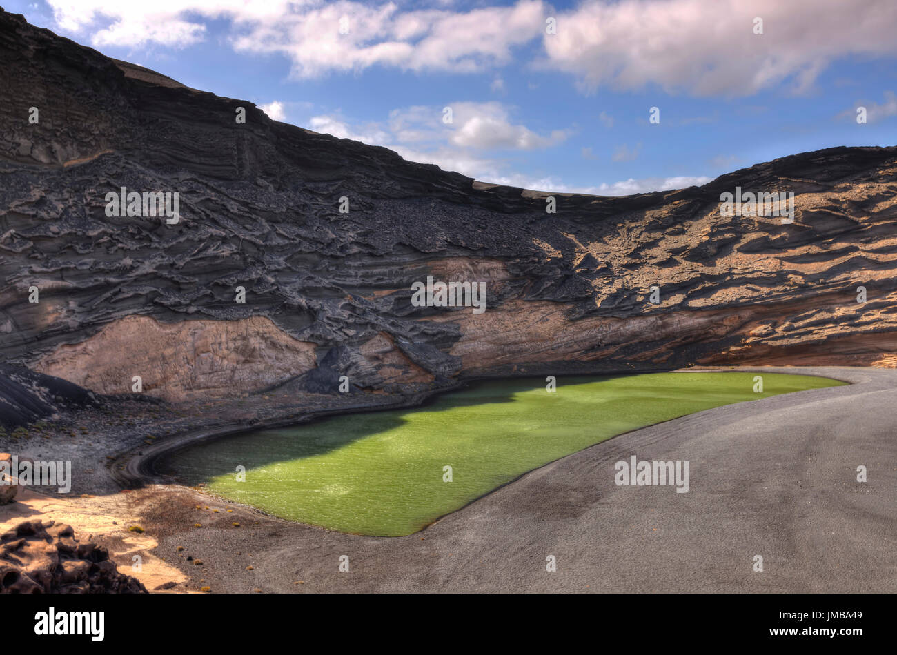 Lago de color verde hi-res stock photography and images - Alamy