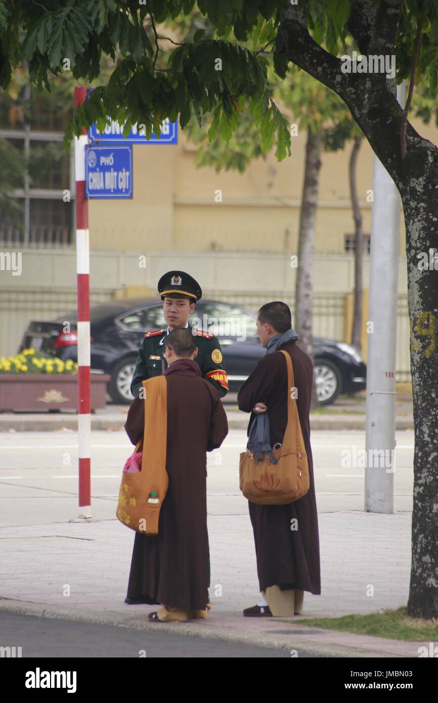 Policeman clash hi-res stock photography and images - Alamy