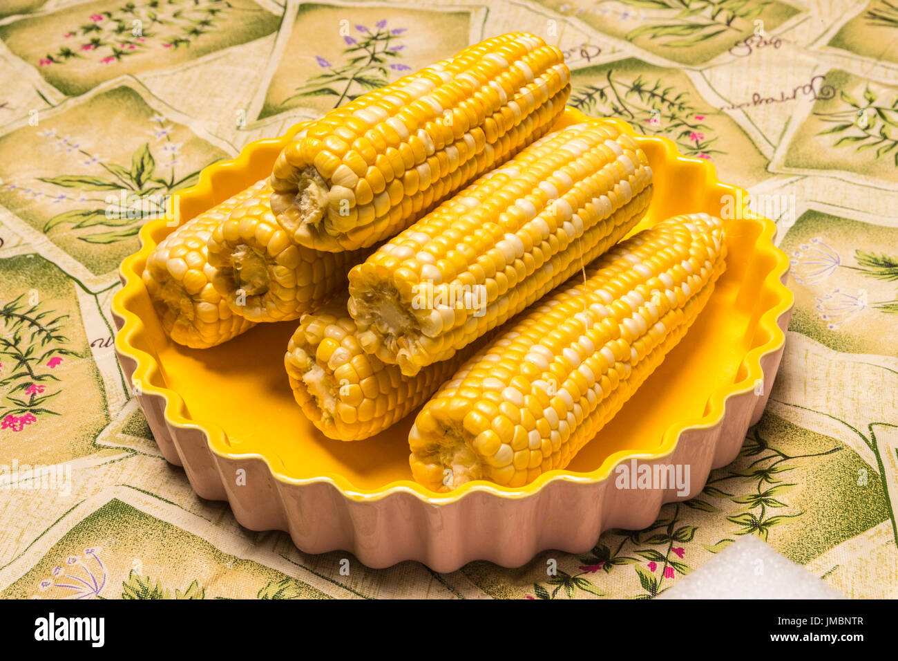 corn on the cob cooked Stock Photo - Alamy