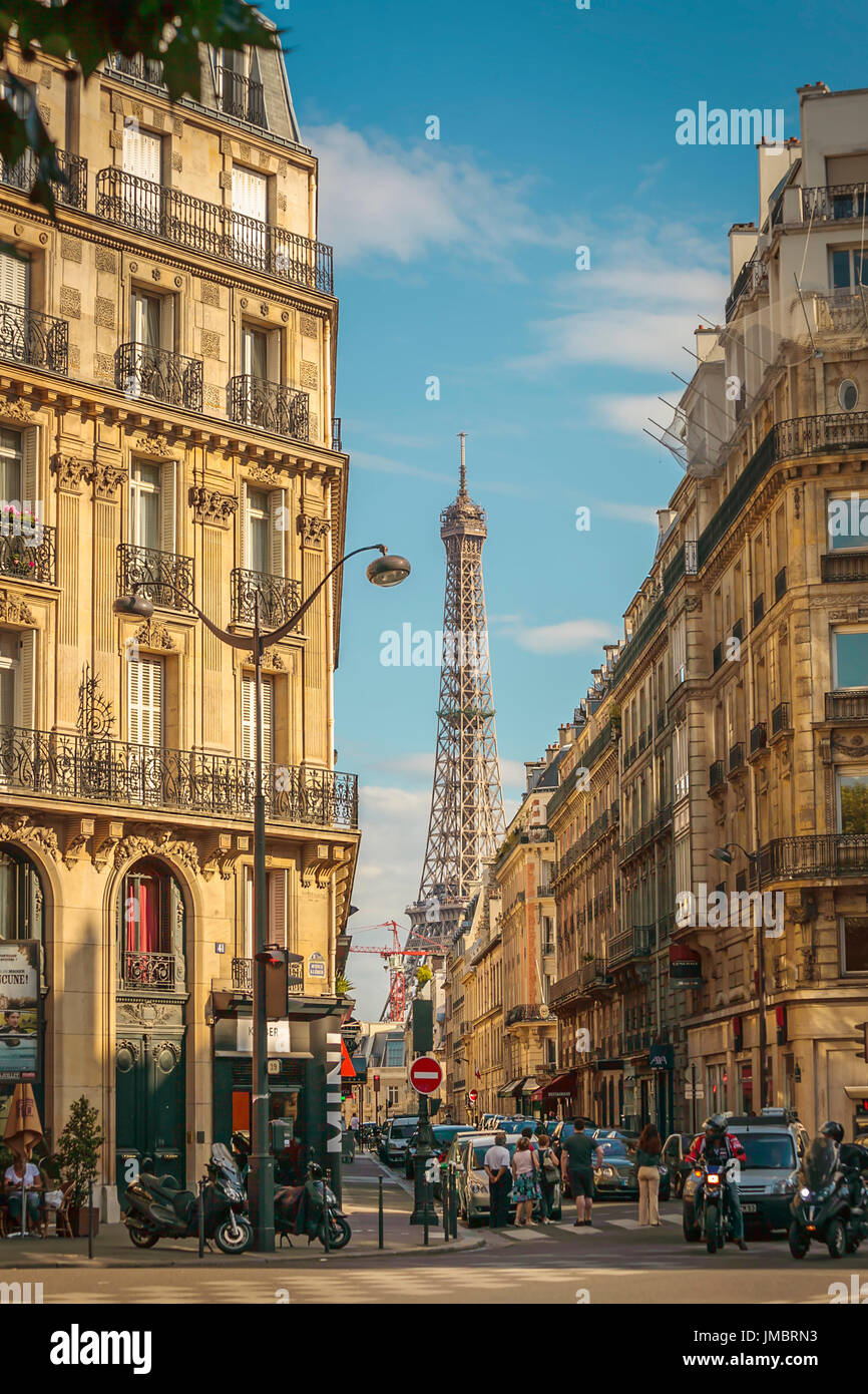 Busy street of Paris with a view of Eiffel tower Stock Photo - Alamy