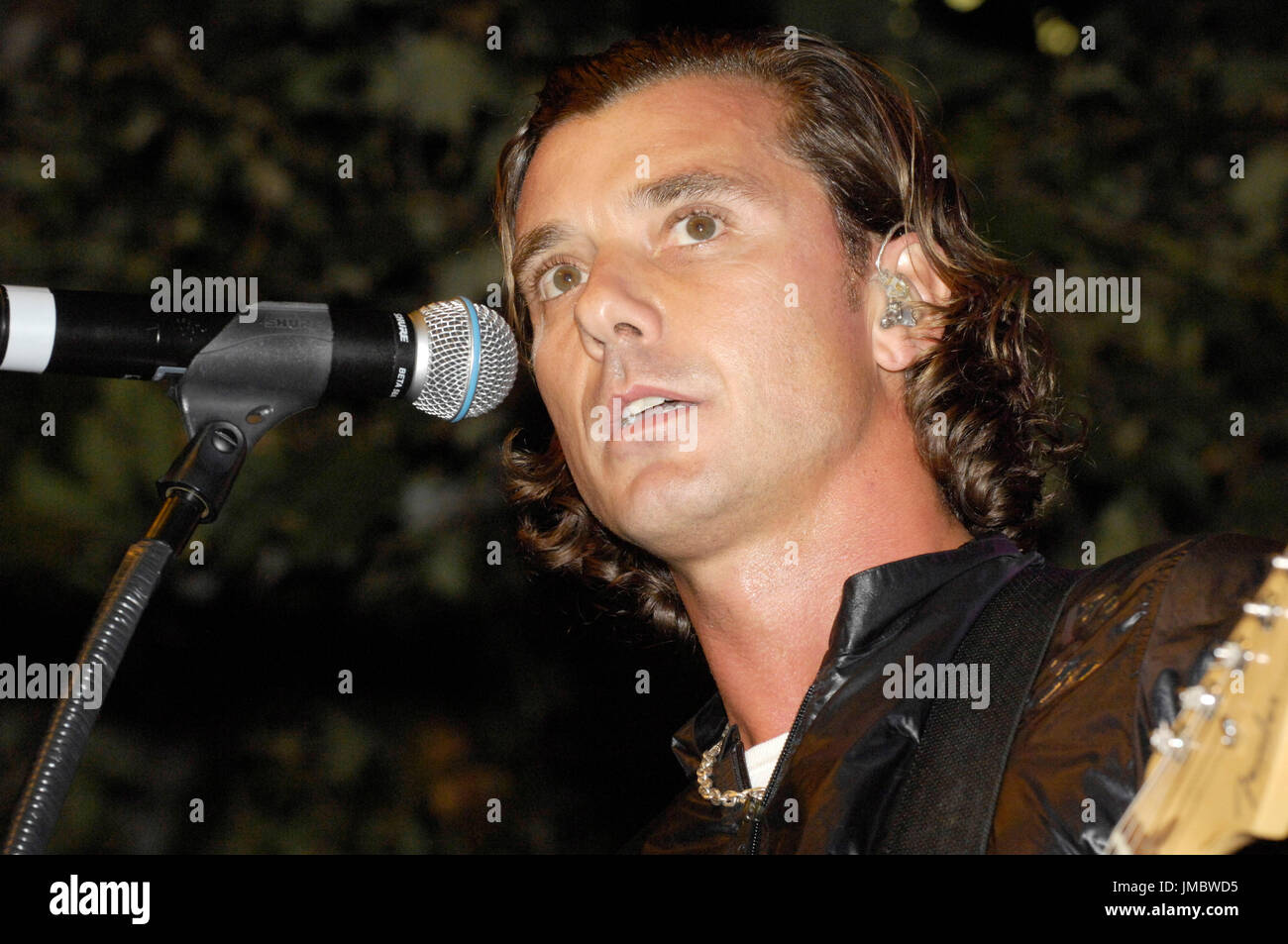 Singer of the bush hi-res stock photography and images - Alamy