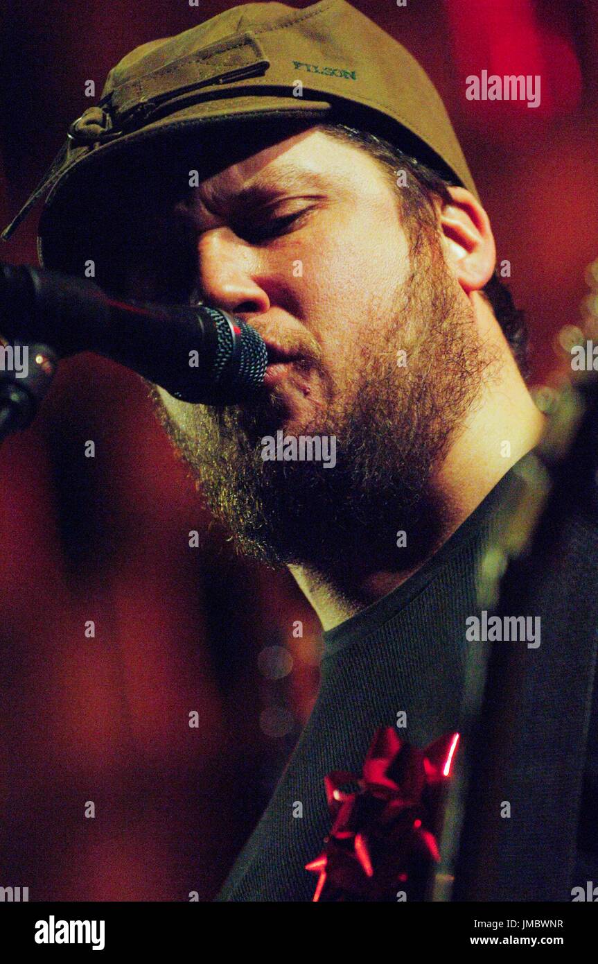 Isaac Brock Modest Mouse performs 2007 KROQ Almost Acoustic Christmas ...