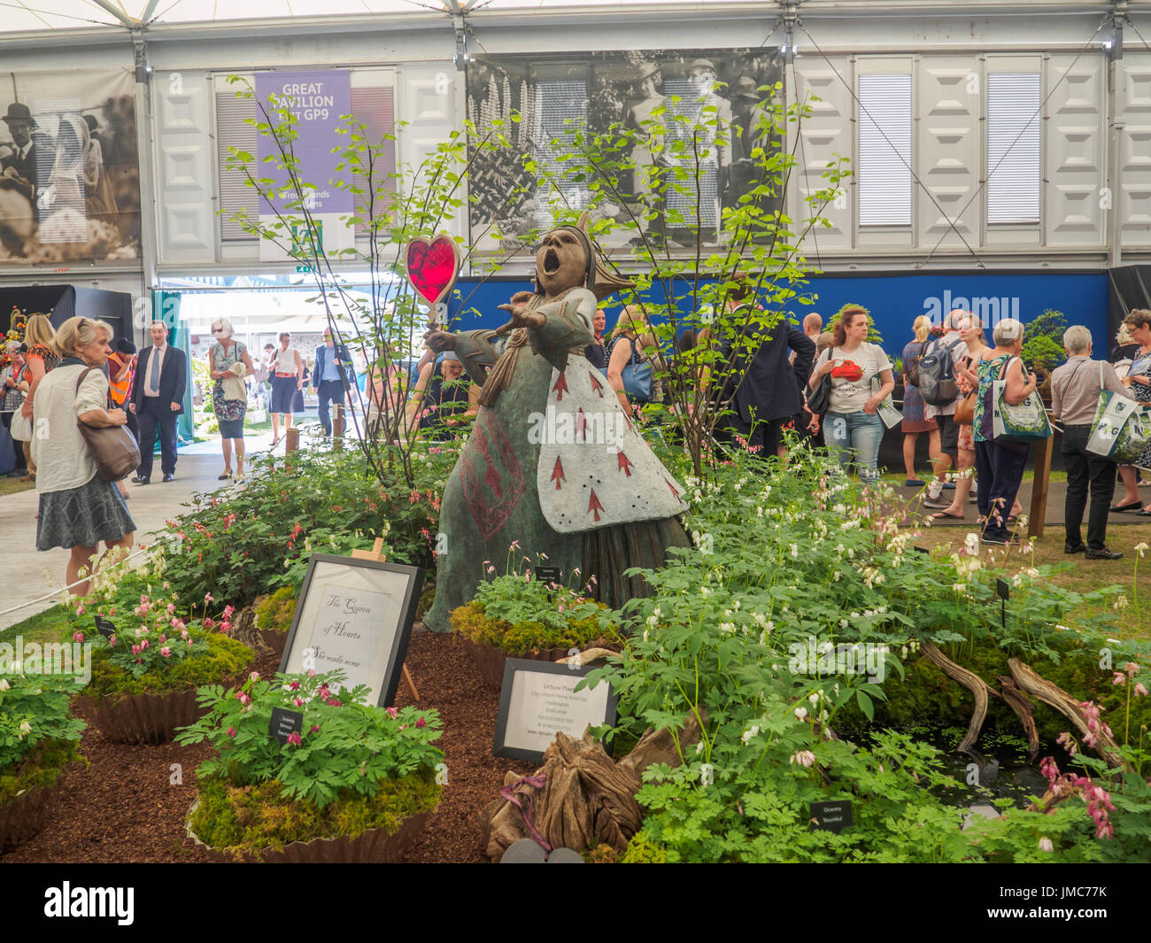 Queen at chelsea flower show hi-res stock photography and images - Alamy