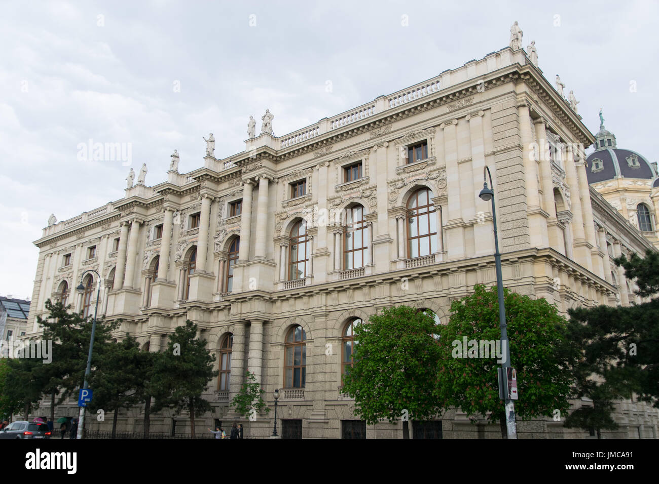 Statue by naturhistorisches museum wien hi-res stock photography and ...