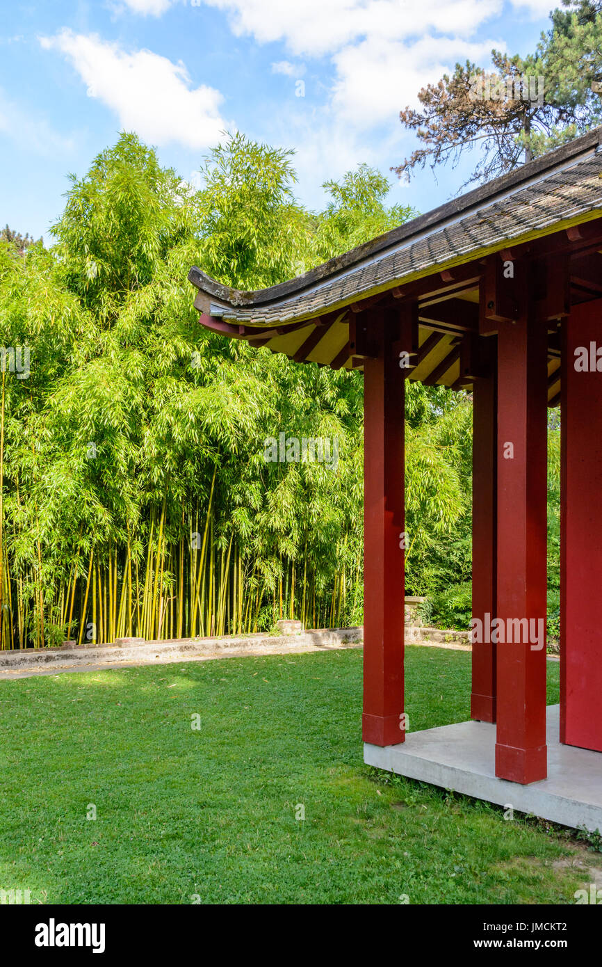 Bamboo roof garden hi-res stock photography and images - Alamy