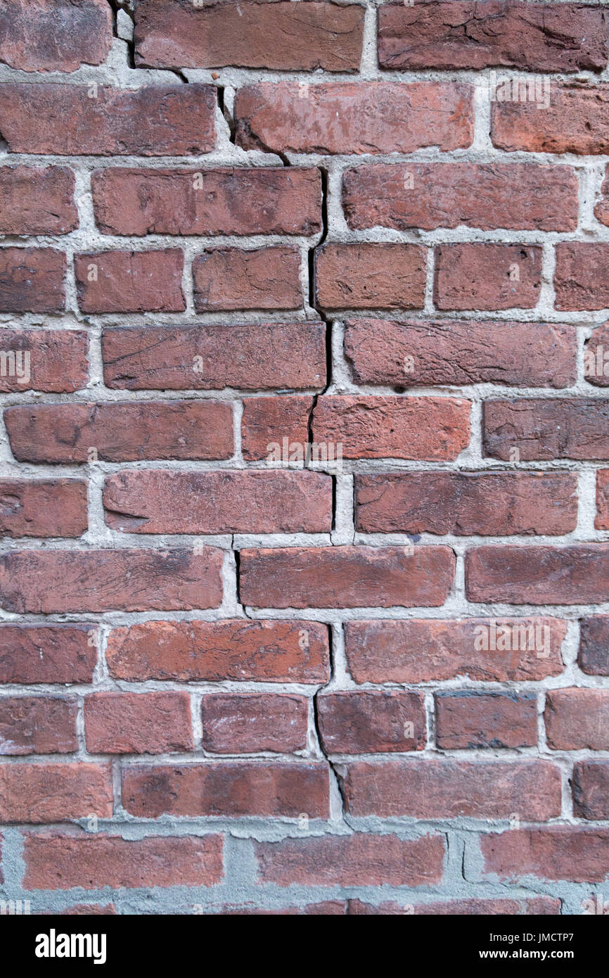Staggered wall hi-res stock photography and images - Alamy