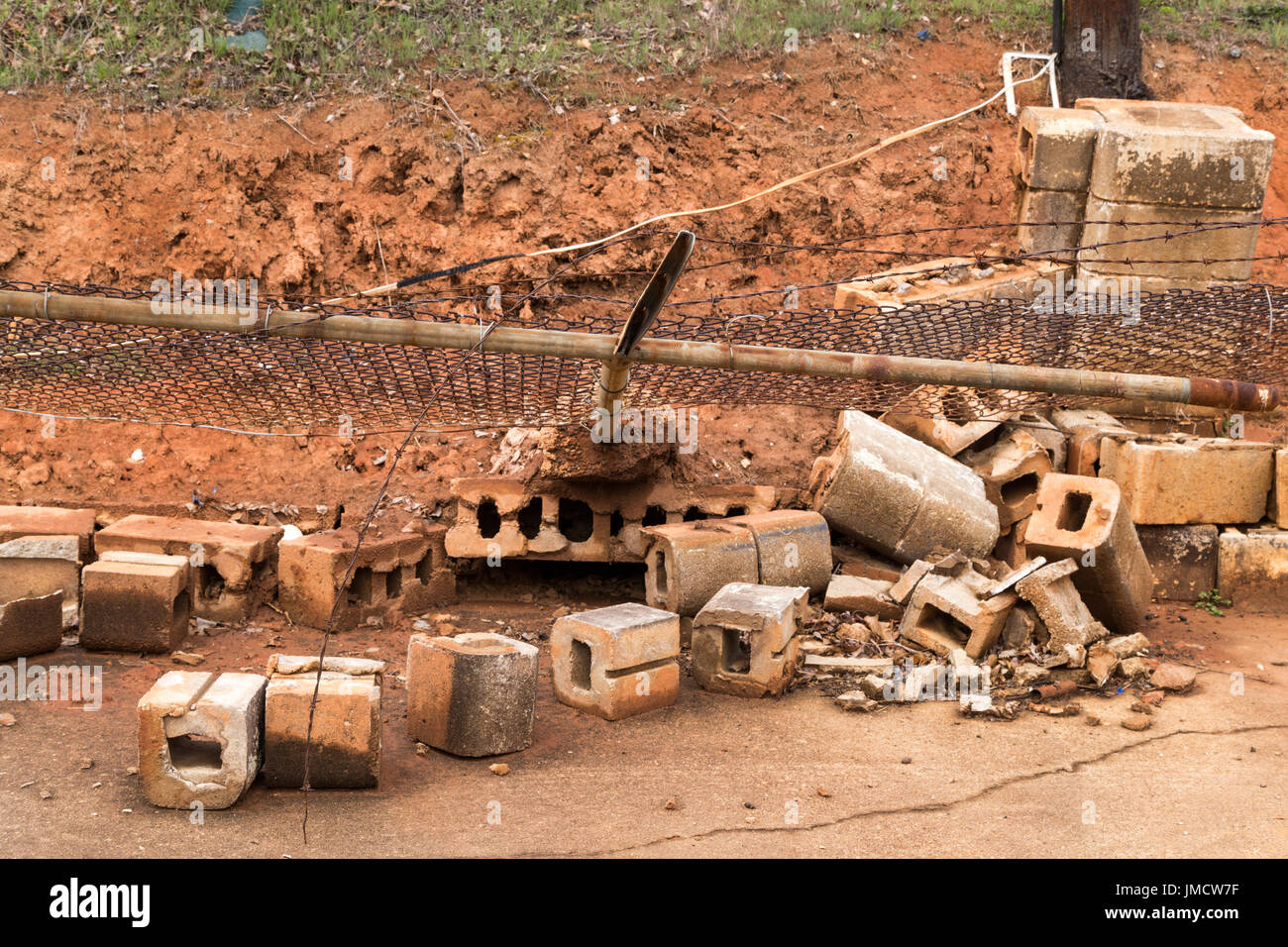 Broken chain link fence hi-res stock photography and images - Alamy