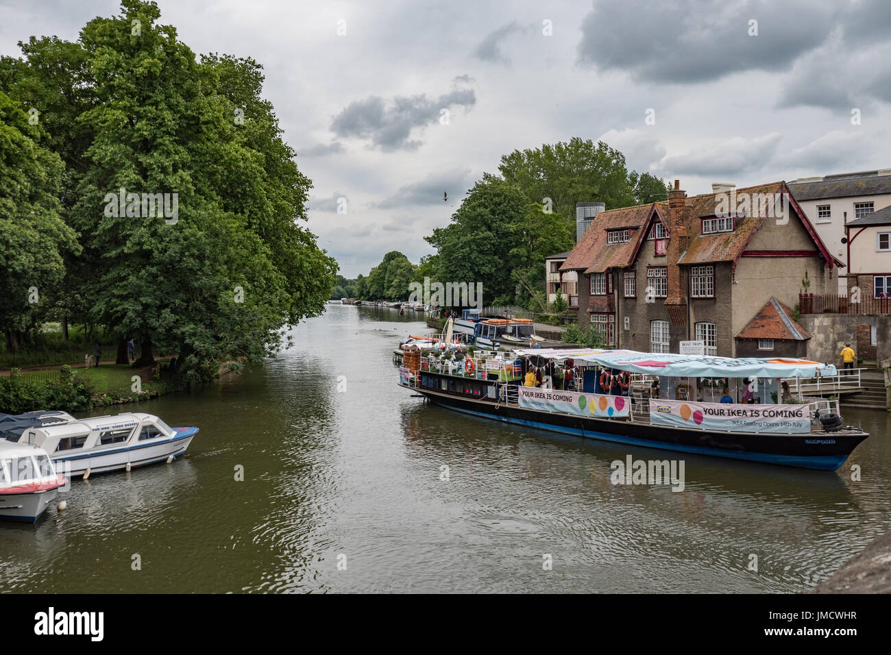 Sightseeing leisure boat on the River Thames near to Folly Bridge ...