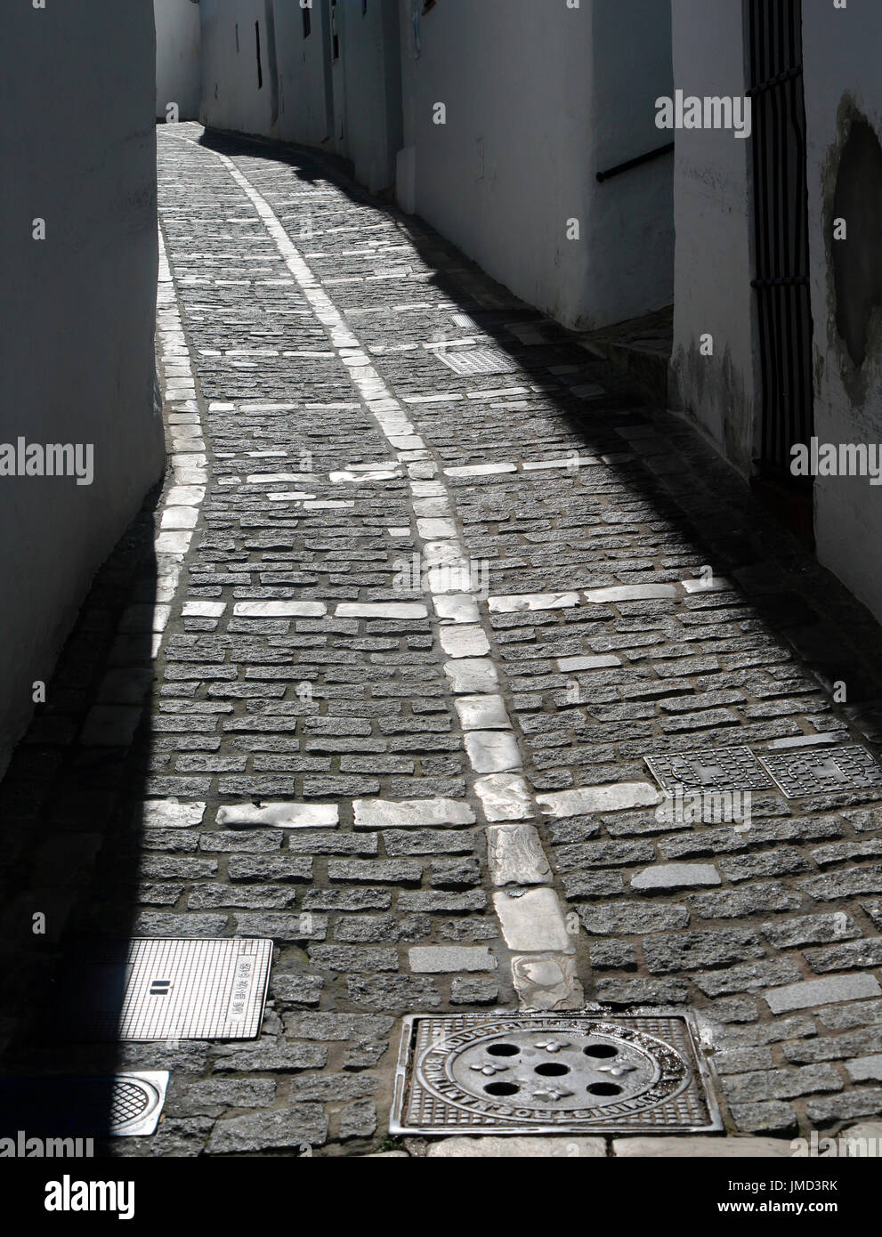 Narrow cobbled alleyway street in Vejer de la Frontera, Cadiz Province ...