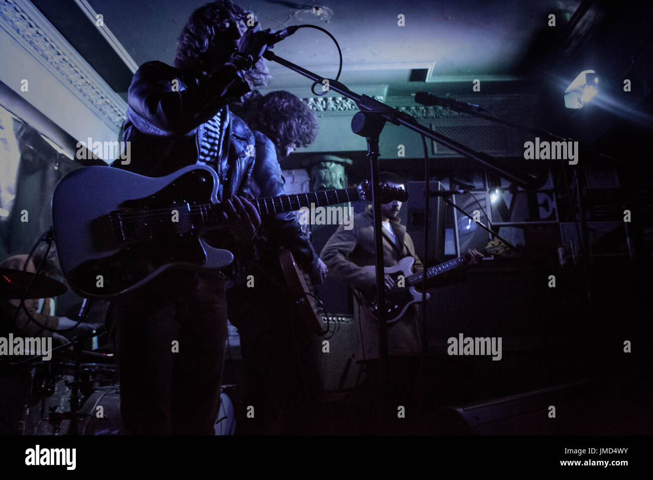 Rockstar singing into microphone Stock Photo - Alamy