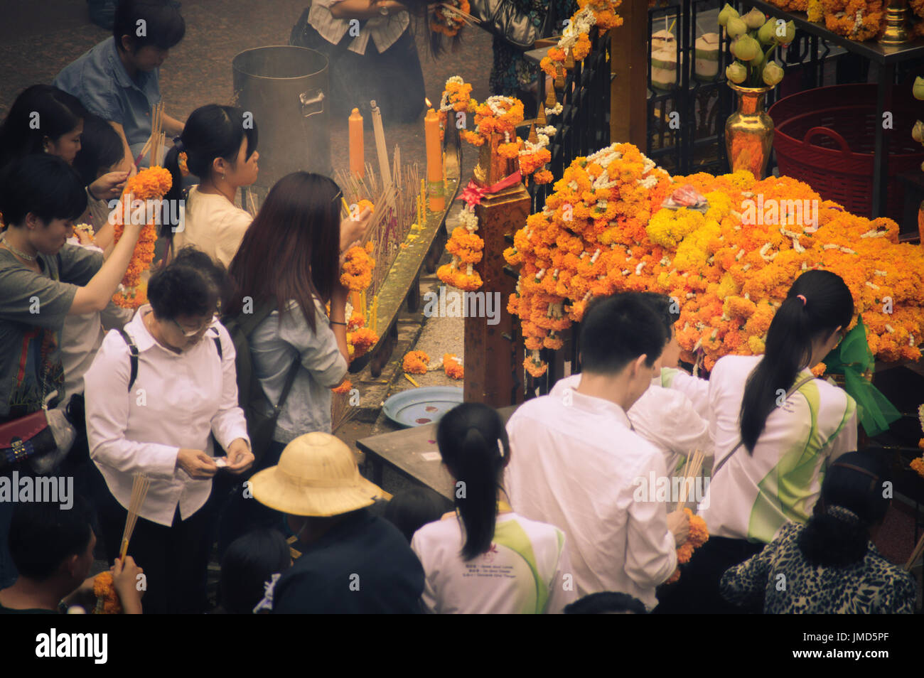 Songkran bangkok thailand praying hi-res stock photography and images ...