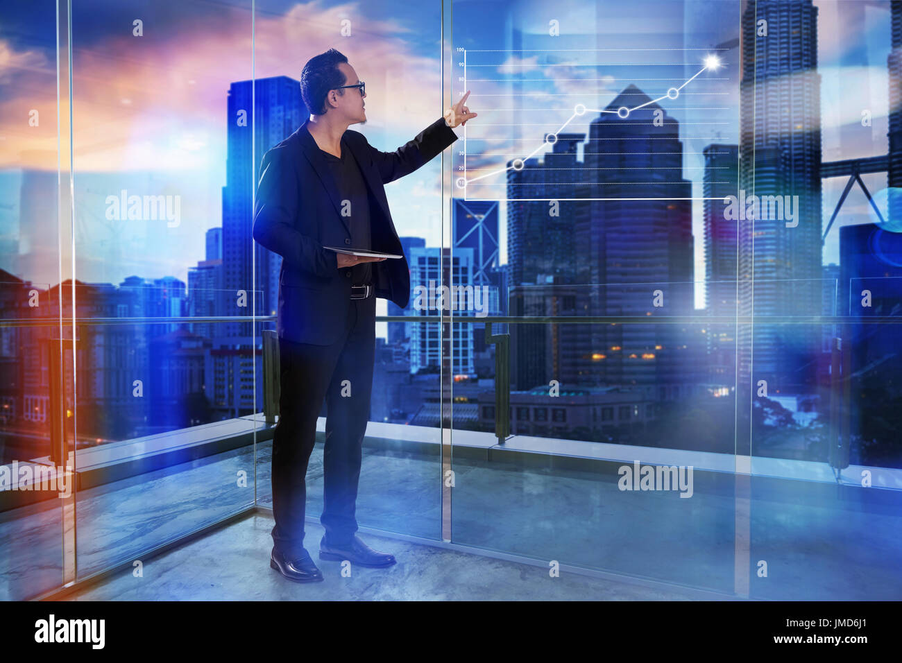 Graph screen analysis hi-res stock photography and images - Alamy