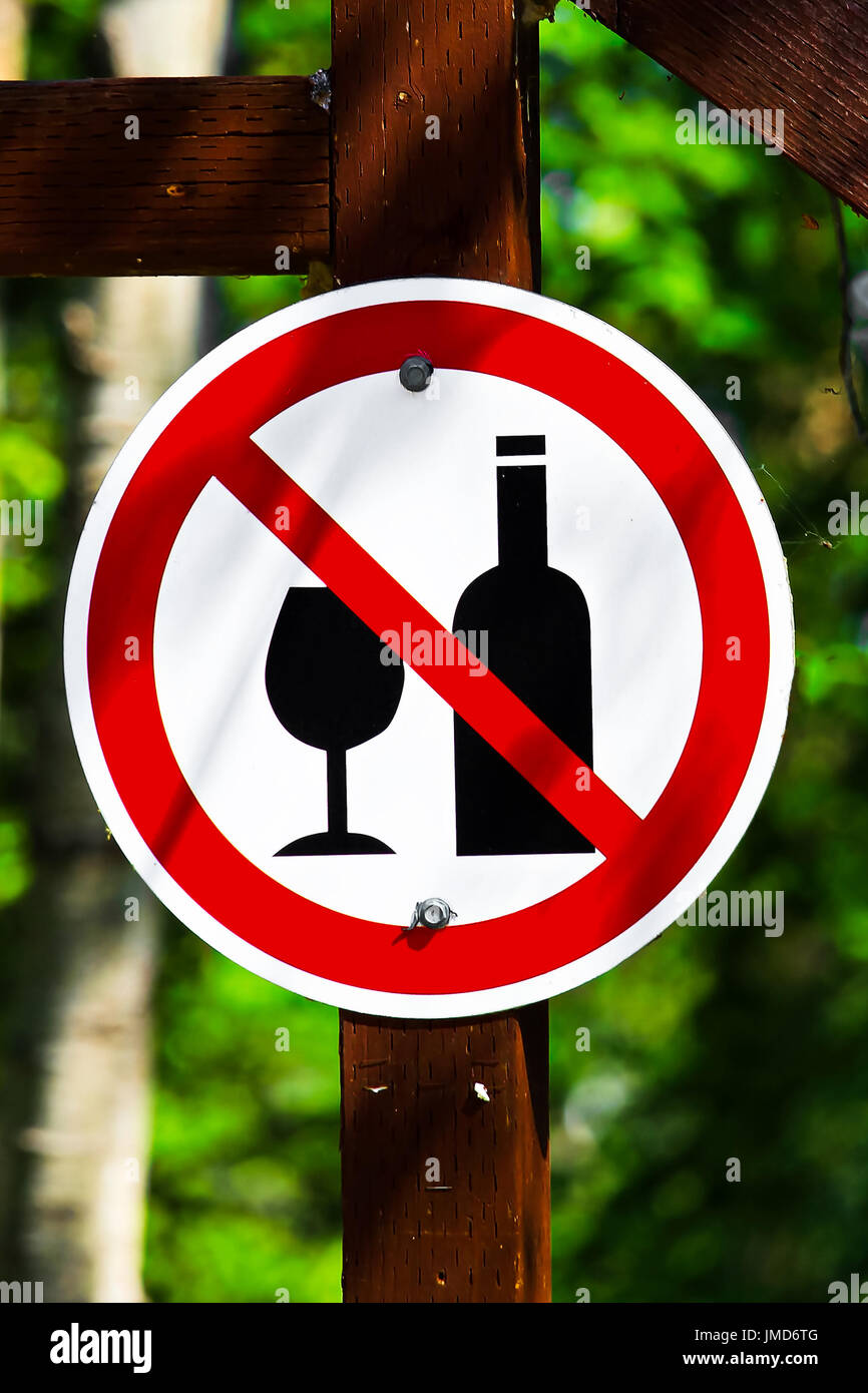 A circular no alcohol sign on a post Stock Photo - Alamy