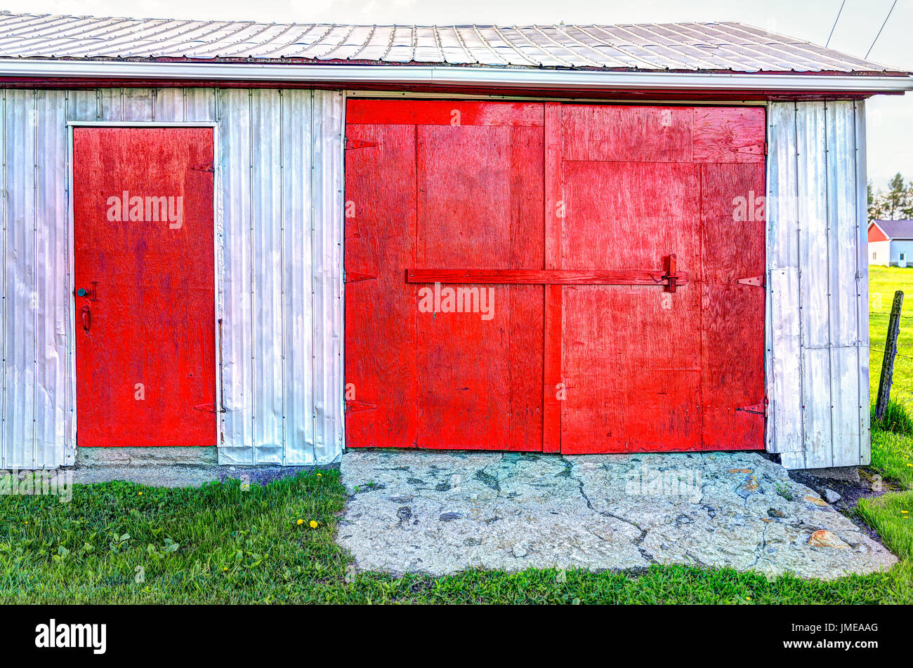 Shed with red door hi-res stock photography and images - Alamy