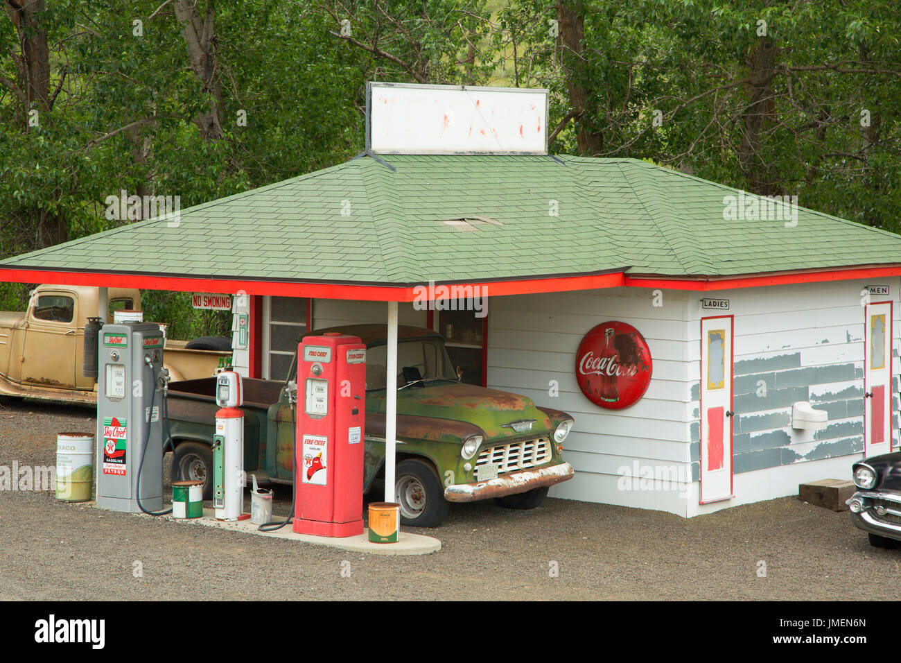 Vintage gas station hi-res stock photography and images - Alamy