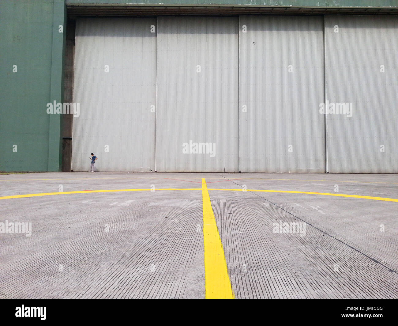 Yellow street floor hi-res stock photography and images - Alamy