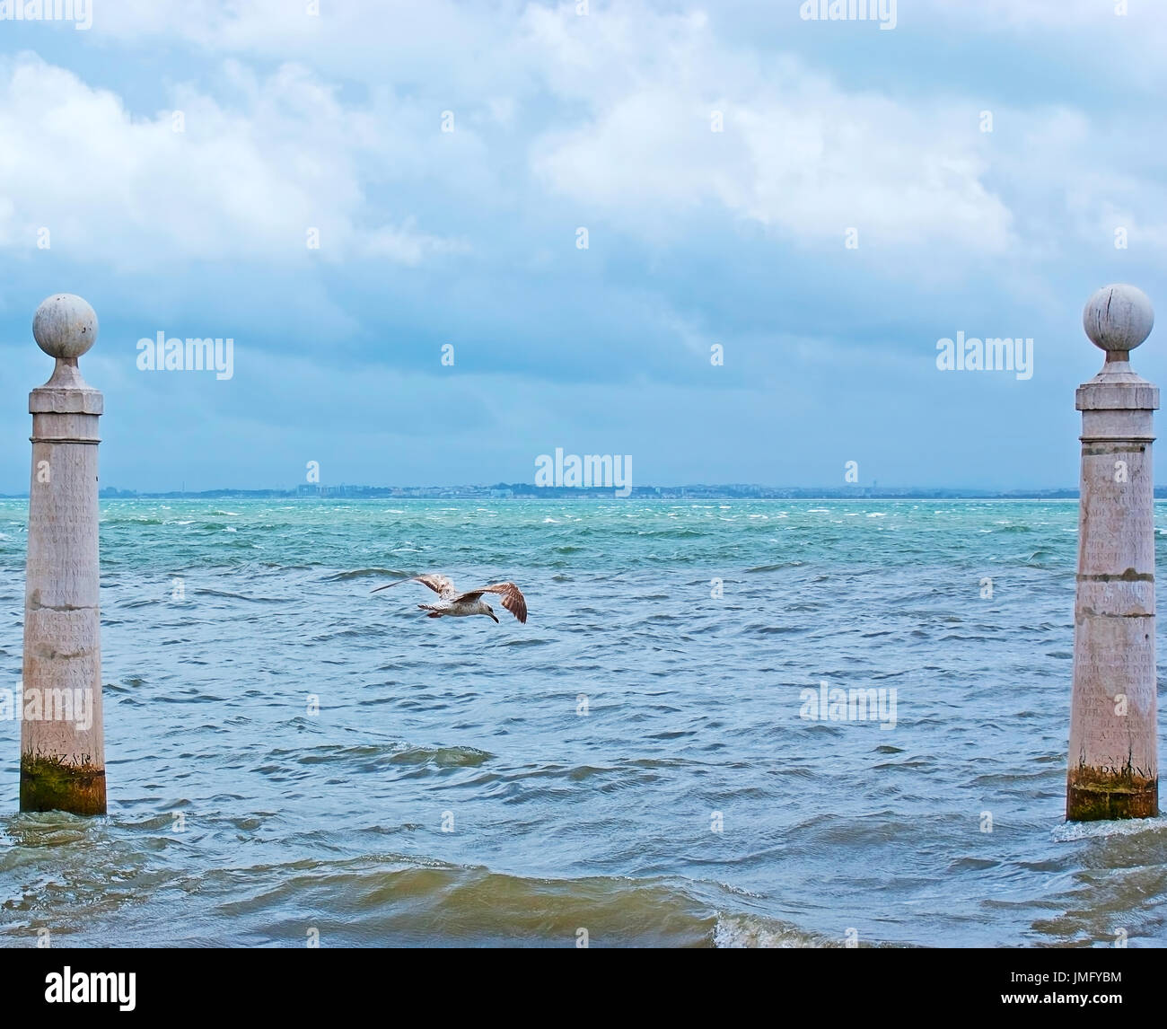 Memorial column flies hi-res stock photography and images - Alamy