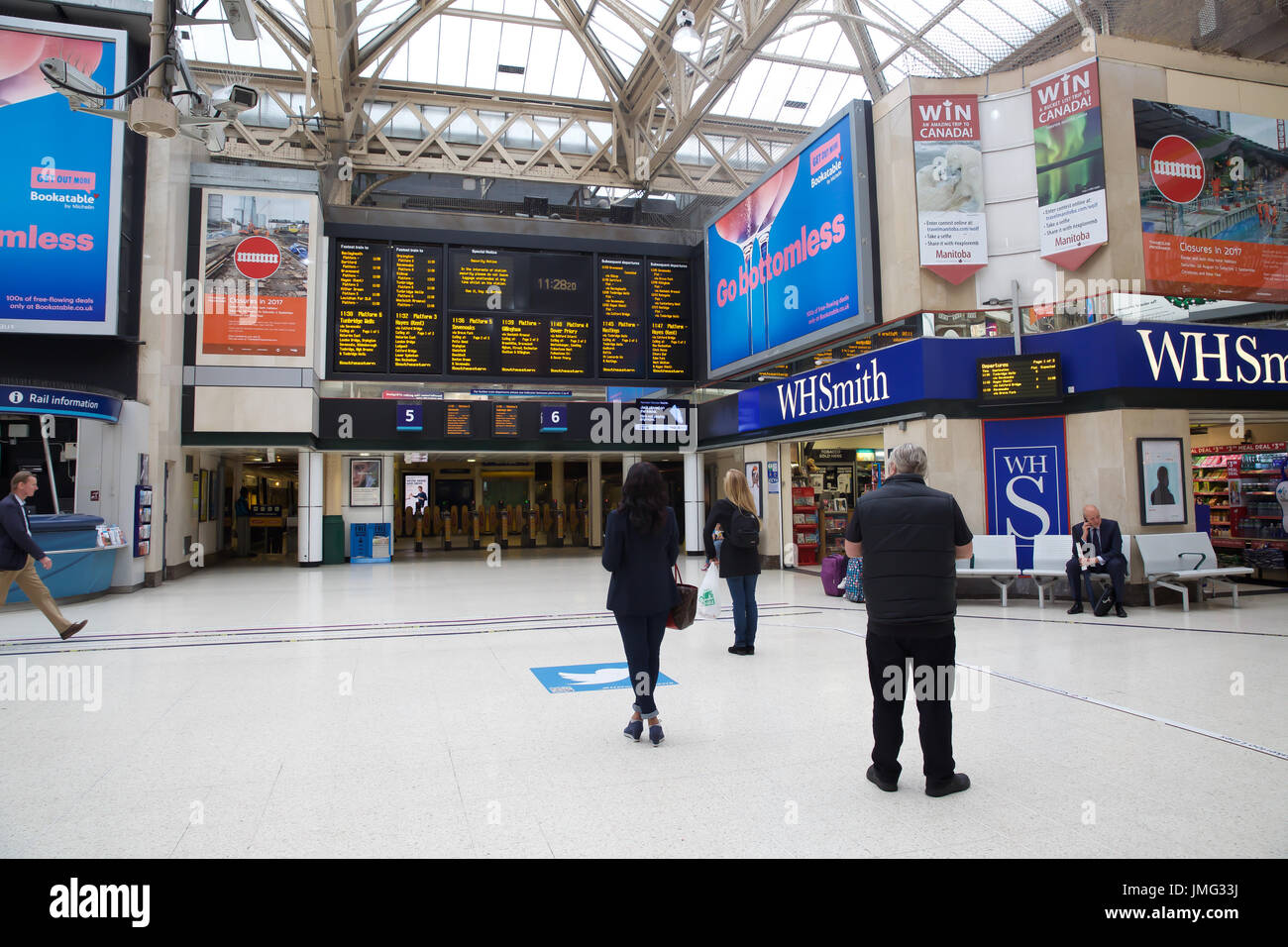 Concourse charing cross station hi-res stock photography and images - Alamy
