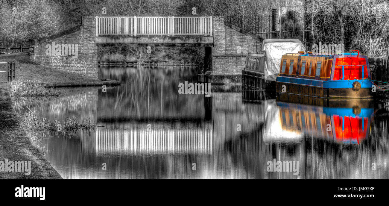 Black and red canal boat hi-res stock photography and images - Alamy