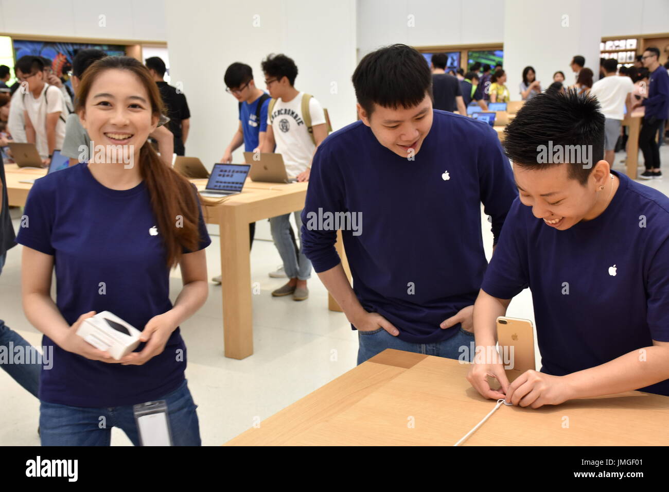 Apple store employee helping hi-res stock photography and images - Alamy