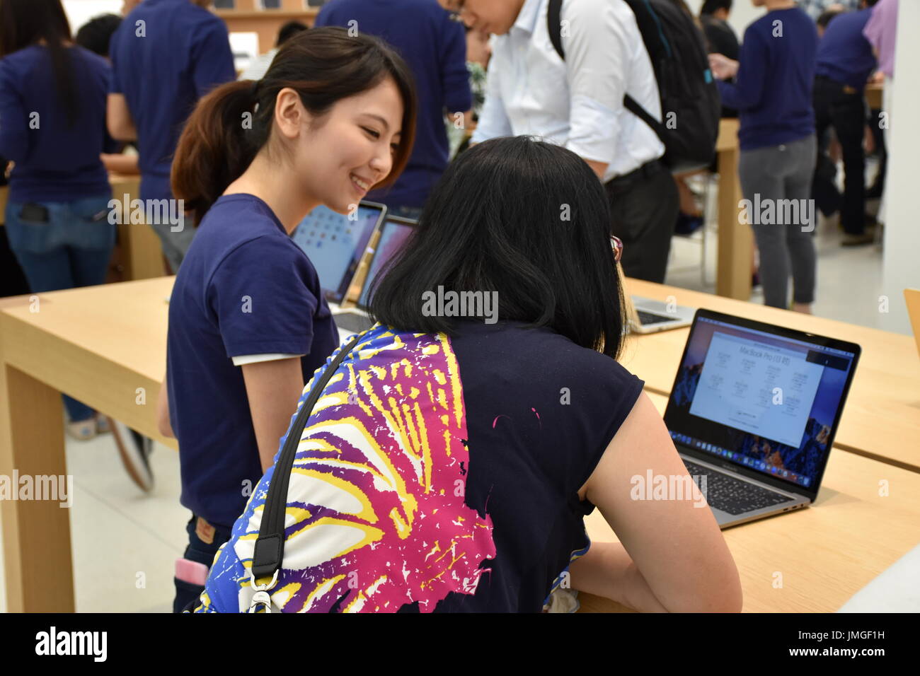 Apple store employee helping hi-res stock photography and images - Alamy