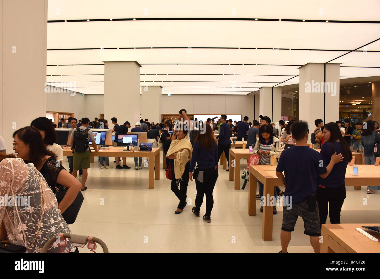 Crowds of people at the grand opening of the 1st Apple headquarters ...