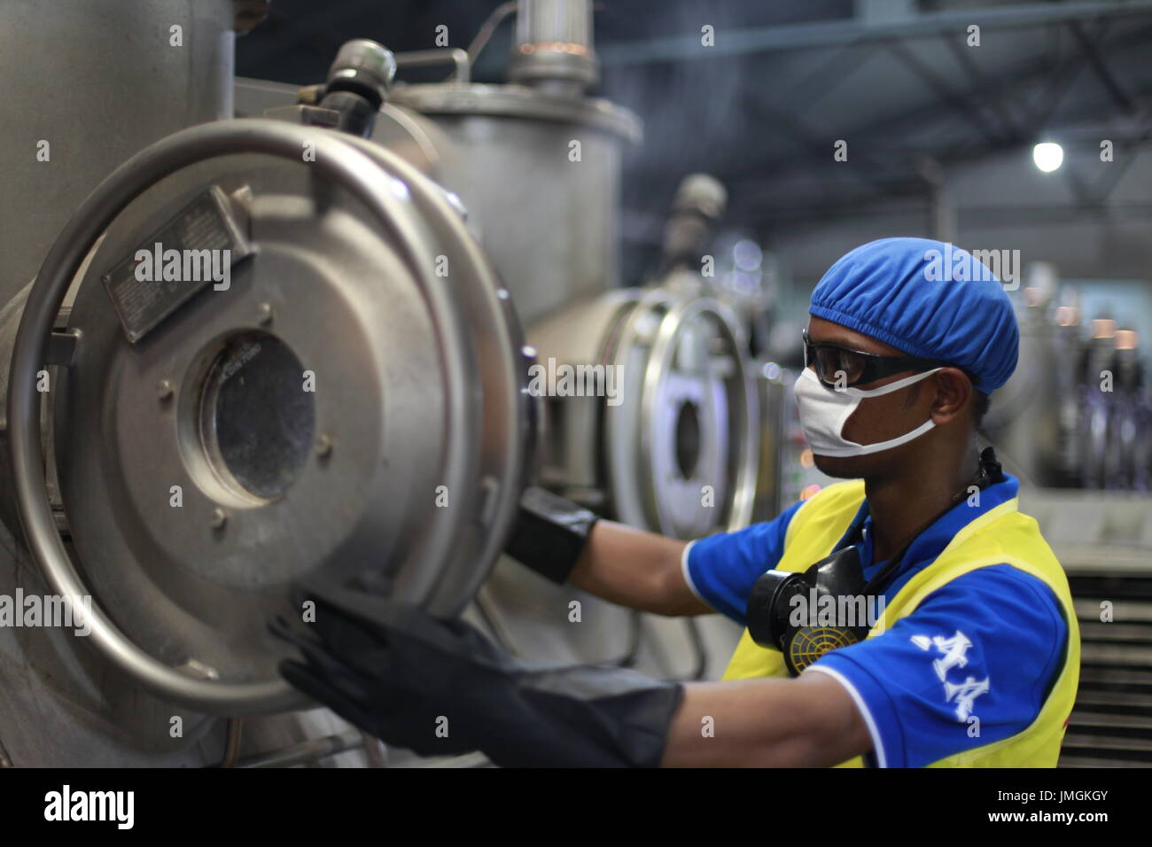 Garment factory worker bangladesh hi-res stock photography and images ...