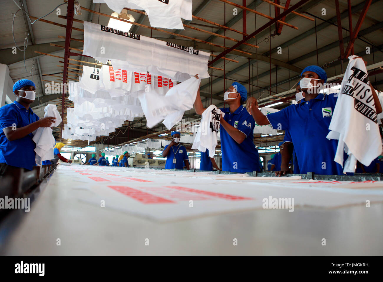 Bangladesh garment factory workers hi-res stock photography and images ...