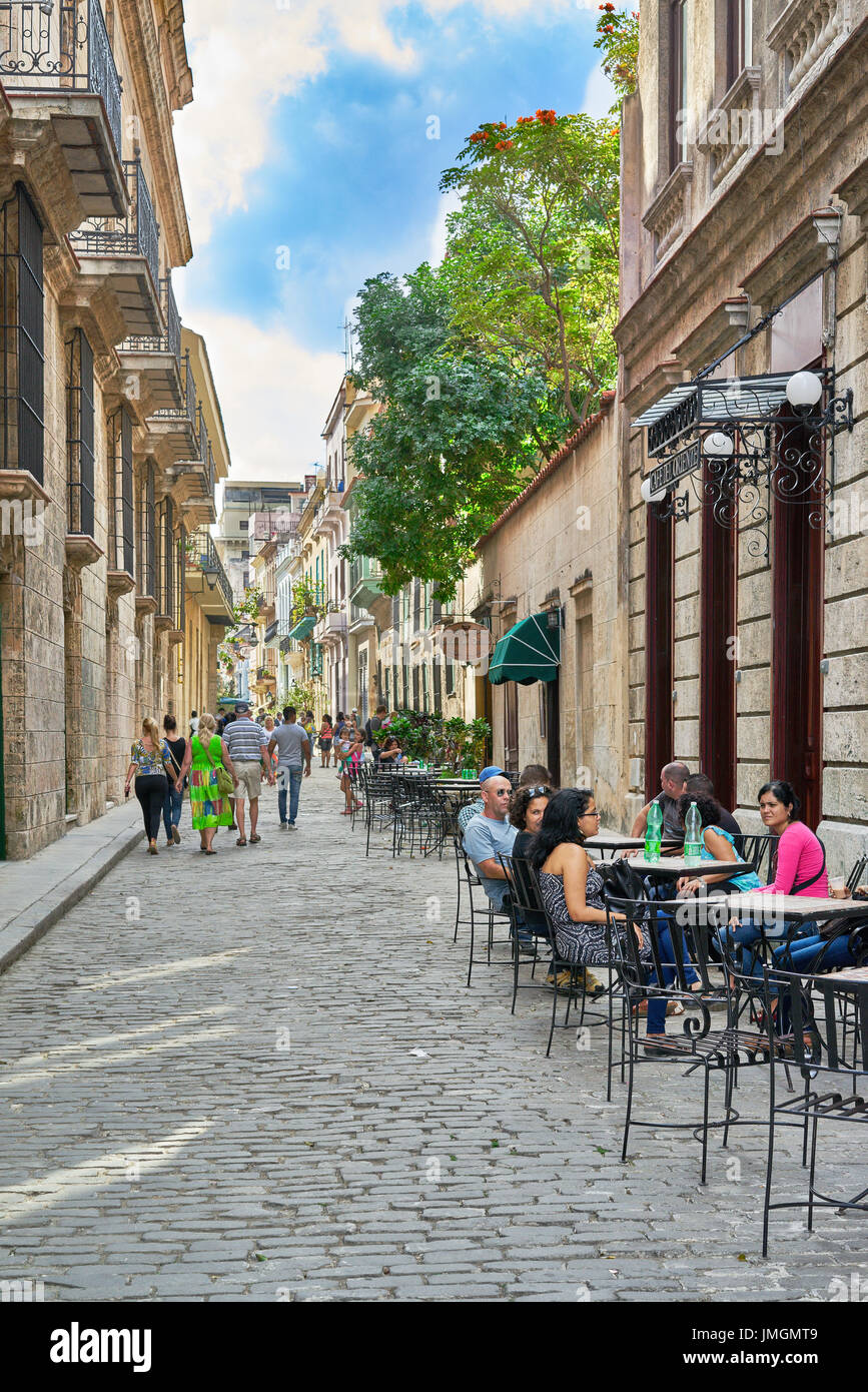 Street cafe and pedestrians hi-res stock photography and images - Alamy