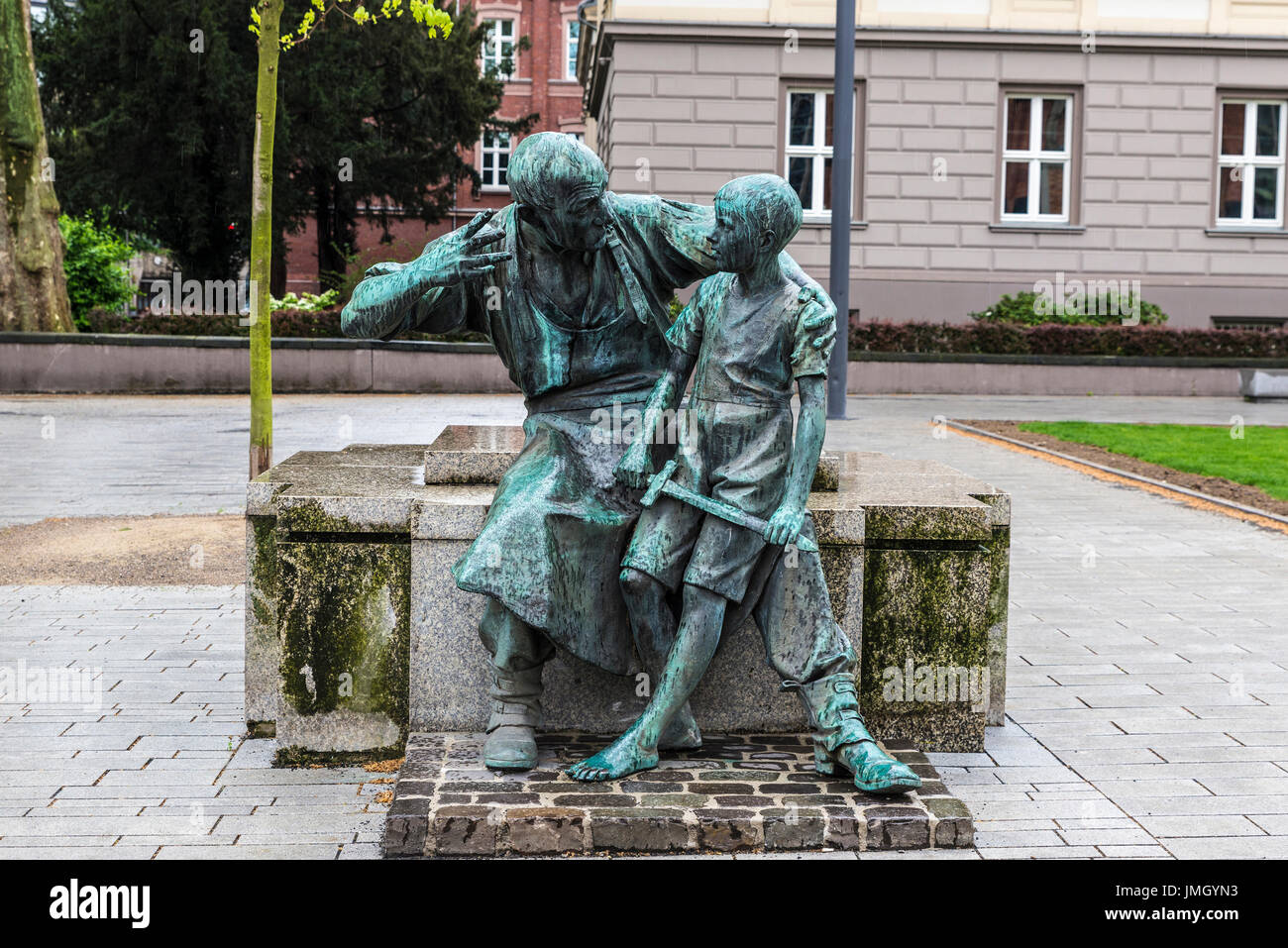Statue holding sword hi-res stock photography and images - Alamy