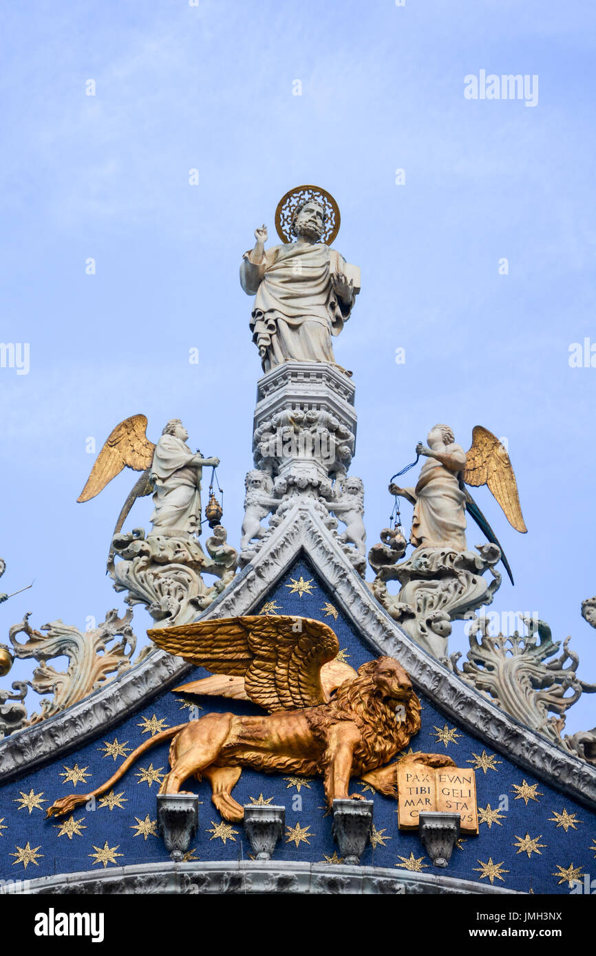 Jesus angels statues hi-res stock photography and images - Alamy